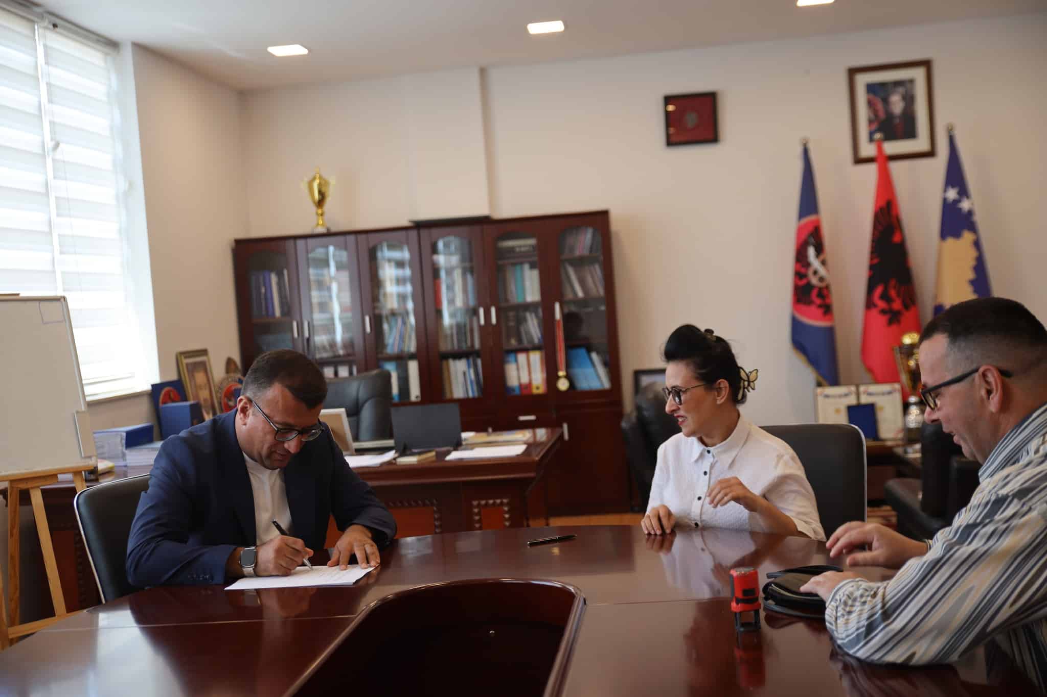 Sot, Kryetari i Komunës së Istogut Ilir F. Ferati, nënshkroi ...